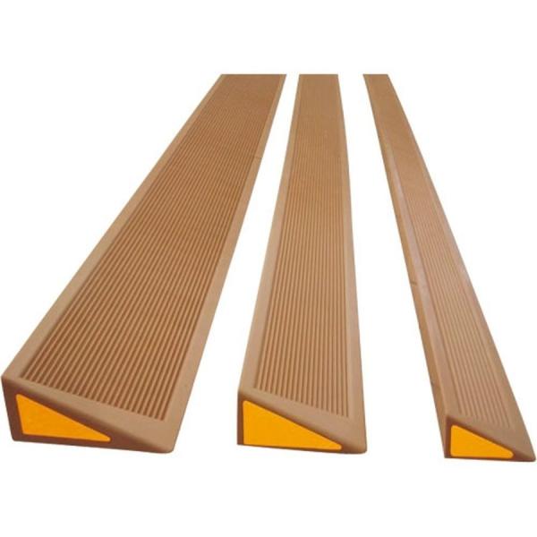 ・エラストマー素材と溝加工で滑りにくい。室内のスムーズな移動に。・側面には目印となる蛍光テープが貼ってあるので、幅がわかりやすく安心です。・裏面には本体よりさらに軟らかいエラストマーを加え、すべり止めを強化。●サイズ／幅82×奥行5×高さ2...