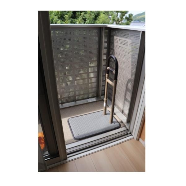 家事などで立ちっぱなしがつらい・・・そんな時にあると頼りになります洗濯物を干す際に寄り掛かることができ安心！コンパクトですが、幅広い用途で活躍できる優れた手すりです。シンプルかつコンパクトな手すりのため、住環境に馴染みやすく、省スペース性に...