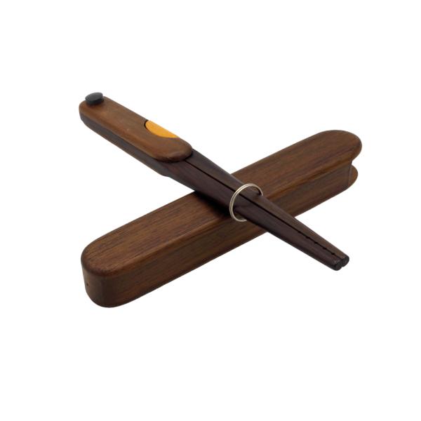 人差し指、親指、中指で鉛筆を持つときのイメージです。人差し指を「ちょんちょん」と動かせば使えます。外食時にぴったり、見た目もスッキリとしたケース付き箸ぞうくんです。太くより使いやすい『亀』片手でも簡単にケースから出し入れができます。「鶴」と...