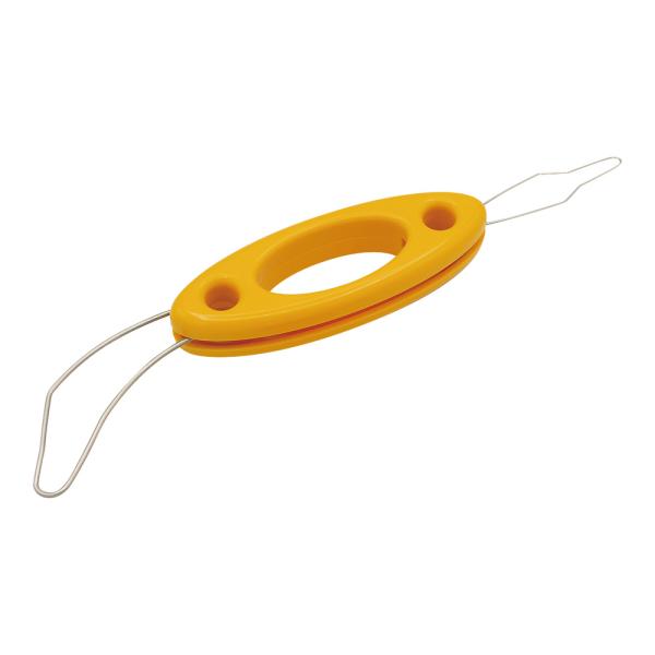 ポケットサイズの折りたたみ式ボタン掛けで、片手でも簡単に使えます。小さなボタンから大きなボタン用の2種類のフックがついており、ズボンのウエストのボタンも止められます。仕様型番：P-II折りたたみ時サイズ：長さ120×幅50×高さ20mm材質...