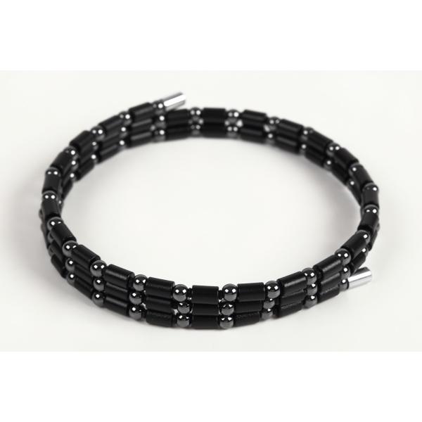 １秒で体幹が身につくアクセサリー コアフォース。人間の身体が本来持つ体幹を引き出し最高のパフォーマンスを発揮させます。腰痛、ひざ痛、肩こり、姿勢等が改善された方多数。ゴルフのスコアアップにも期待できます。コアフォースループは、留め具なしでど...