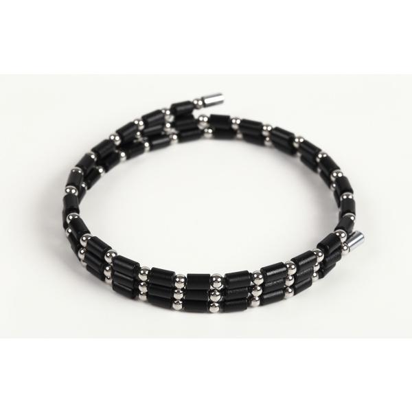 １秒で体幹が身につくアクセサリー コアフォース。人間の身体が本来持つ体幹を引き出し最高のパフォーマンスを発揮させます。腰痛、ひざ痛、肩こり、姿勢等が改善された方多数。ゴルフのスコアアップにも期待できます。コアフォースループは、留め具なしでど...