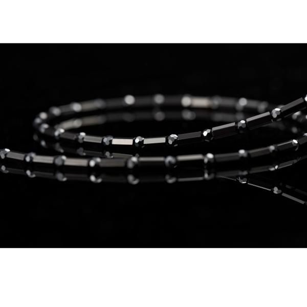 仕様をネックレスとし、ワンランク上のおしゃれを演出するブラックセラミックを採用。さらに装飾部材には、大人の気品を引き出すブラックスピネルとテラヘルツ鉱石を使用することで、装着した方が高級感と共に健やかなヘルスライフを送れるアイテムです。１秒...