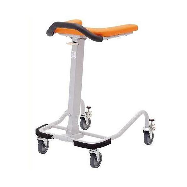 ・高さ調整がワンタッチで行えるコンパクト歩行車。・壁や家具などを傷つけないガードバンパー付。・身体状況に合わせて歩行速度が調整できる抵抗器付。●サイズ／幅（前）45・（後）53×奥行57.5×高さ79〜106cm、マット内幅：34.5cm●...