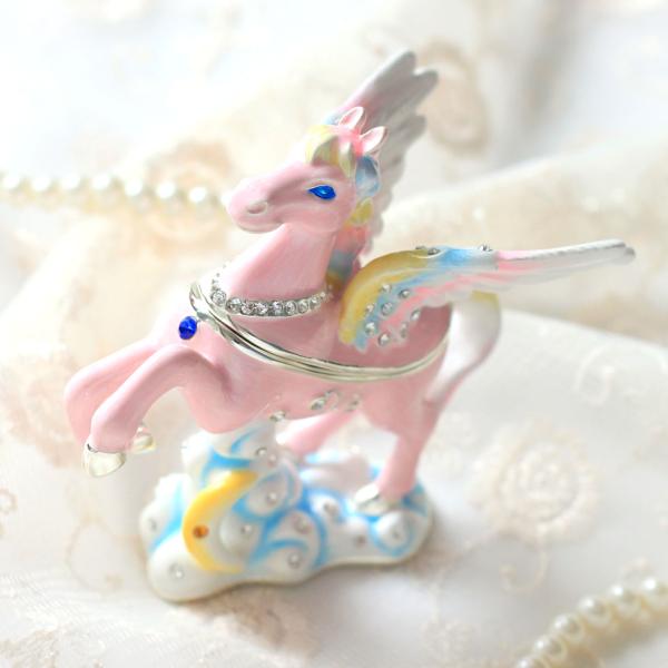 猫はどこにでも入り込みたがりますね♪