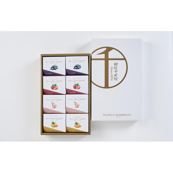 【商品情報】厳選された果物の美味しさを閉じ込めたフルーツ大福は、季節を問わず包みたての味わいを解凍してお楽しみいただけます。【セット内容】いちご、白桃、ブルーベリー、パイナップル 各2個/計8個