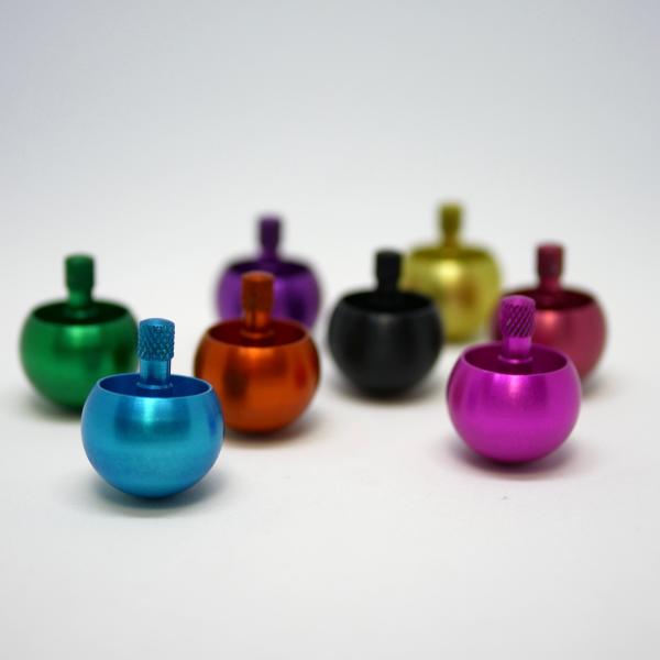 スマホ、カメラに使用される精密部品と同等の精度でつくられた逆立ちコマです。精度が高くよく回ります。つまむ、勢いを調整する、離す、動きを観察する、回し方を考える…繰り返し遊ぶことで指先が器用になります。・特定NPO法人芸術と遊び創造協会選定　...