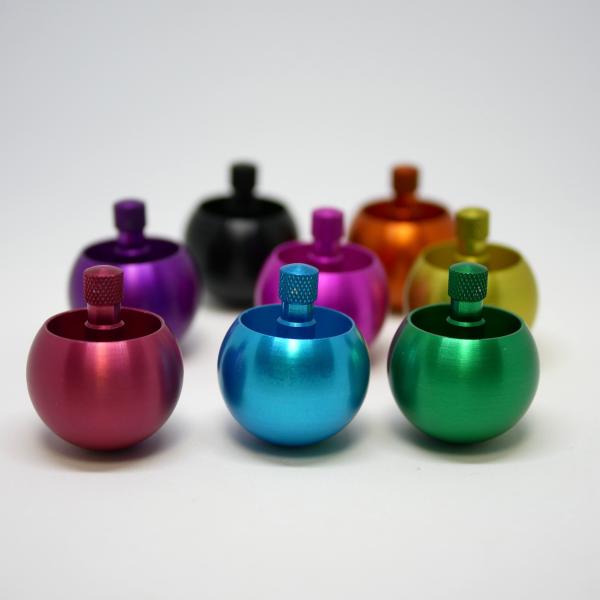 スマホ、カメラに使用される精密部品と同等の精度でつくられた逆立ちコマです。精度が高くよく回ります。つまむ、勢いを調整する、離す、動きを観察する、回し方を考える…繰り返し遊ぶことで指先が器用になります。・特定NPO法人芸術と遊び創造協会選定　...