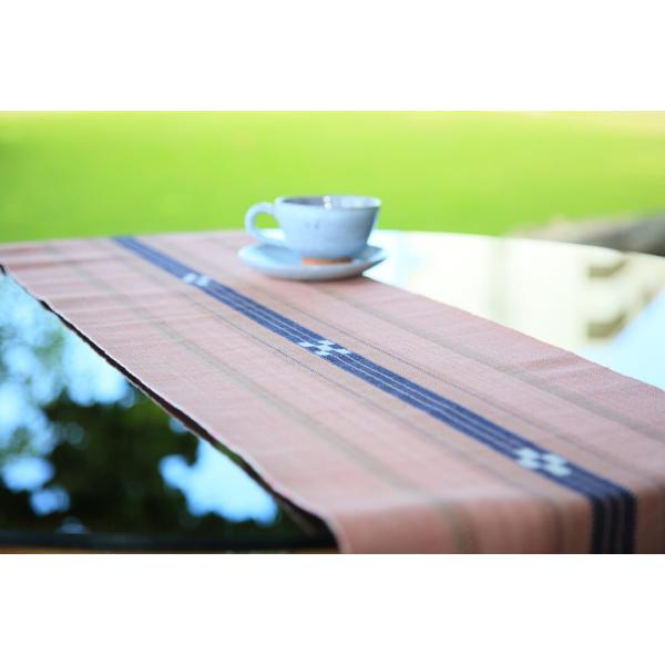 【発売日：2020年04月29日】綿素材ならではの優しい色合いと感触のテーブルランナー。テーブルだけではなく、高さの低い棚などにもおすすめです。■ 製品仕様素材：綿100%■ サイズ(cm)本体：縦約29　横約180　　■ 重さ(g)約25...