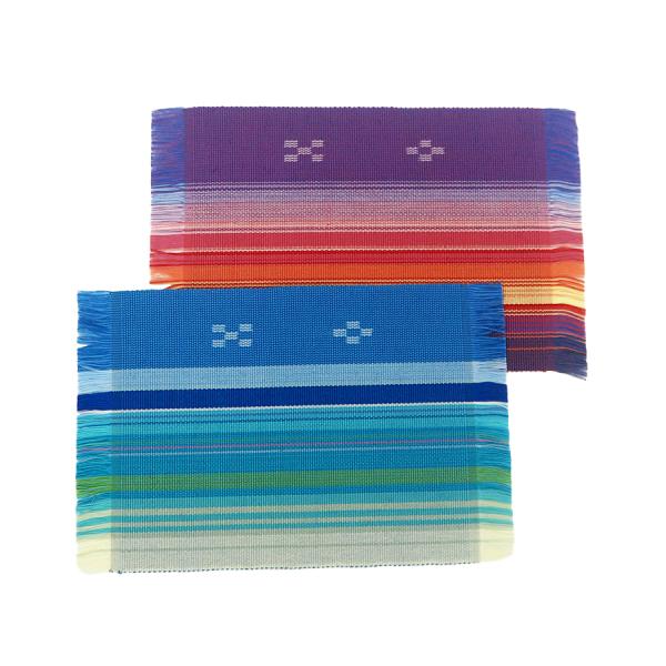 玄関先や食卓にさらっと一枚敷くだけで気持ちの良いおもてなしワンポイント。丹念に織り上げた手織りの風合いは、心の豊かさと“癒しの空間”を演出し自然と会話も弾みます。ティーマットや、置物・花瓶敷としてもおすすめです。■ 製品仕様生地名/混率（％...