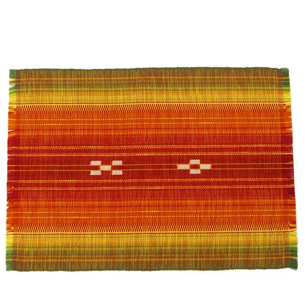 鮮やかなオレンジ色の花を咲かせる沖縄県三大名花の一つオオゴチョウ（大胡蝶）。木々に咲き誇るオオゴチョウをイメージしたデザインのプレイスマットです。さり気なく輝くラメ糸もポイントです。■ 製品仕様素材：綿100%■ サイズ(cm)本体：縦約2...