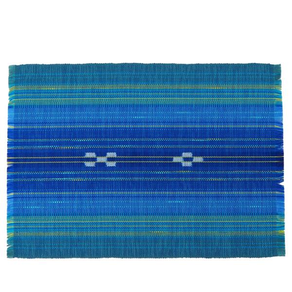 日本で最大のサンゴ礁海域の石垣島と西表島の間に広がる石西礁湖（ラグーン）に広がるカラフルな海中の風景を表現したデザインのプレイスマットです。さり気なく輝くラメ糸もポイントです。■ 製品仕様素材：綿100%■ サイズ(cm)本体：縦約27　横...