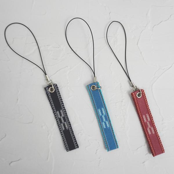 毎日使う携帯電話や鍵、USBメモリースティックなどを職人が想い込めて織り込んだみんさー織で飾ってみませんか。ちょっとした沖縄旅行のお土産やプレゼントとしても人気の可愛らしいストラップです。※ネコポス便での発送の場合、お届け日時の指定不可・ポ...