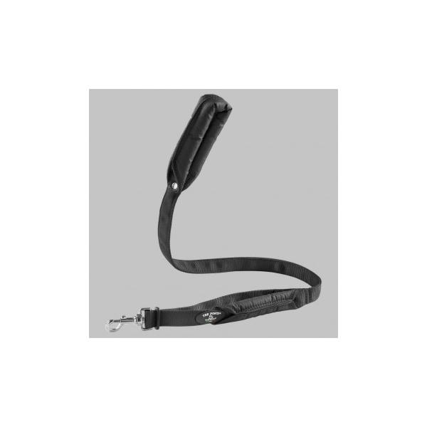 二つのハンドルがあり、短く持ちたい時や緊急時、愛犬を制御したいときは、一つ目のハンドルに手首を通し、二つ目のハンドルを握ります。ハンドルは厚みのあるソフトパッドで覆われているため、飼い主の腕や肩にかかる負担を軽減します。街中でのお散歩で使い...