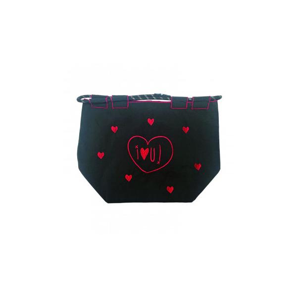 個性的な刺繍がおしゃれなバッグです。エコバッグやショッピングバッグ等、使わないときはコンパクトになるのでとても便利です。
