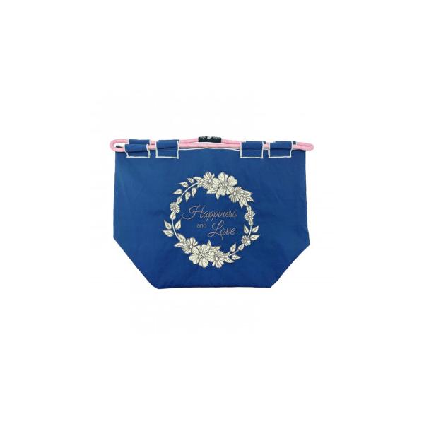 個性的な刺繍がおしゃれなバッグです。エコバッグやショッピングバッグ等、使わないときはコンパクトになるのでとても便利です。