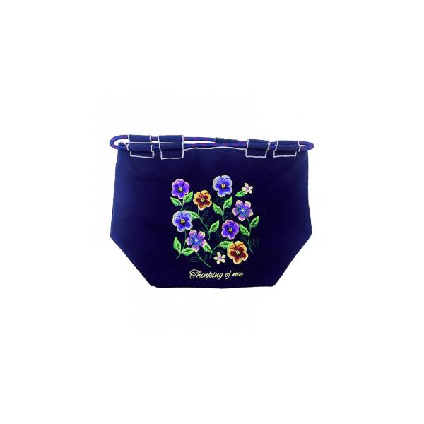 個性的な刺繍がおしゃれなバッグです。エコバッグやショッピングバッグ等、使わないときはコンパクトになるのでとても便利です。