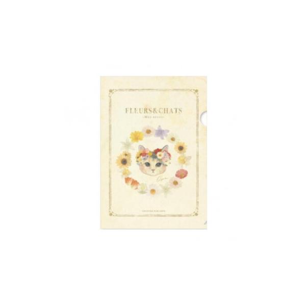 きれいな花飾りを頭にのせたネコたちが描かれた「fleurs&amp;chats」のクリアファイル。表面は古い図鑑の表紙をイメージしたデザインです。裏面には誕生花と花言葉が書かれているので、ご自身や大切な人の誕生花を探してみてくださいね。