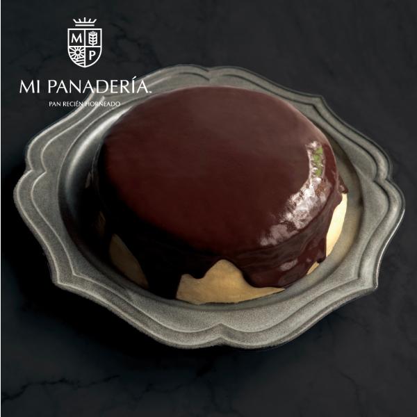 ふわふわで軽やかな口どけのチーズスフレに、濃厚でなめらかなチョコレートをたっぷりとかけました。スフレのやさしいチーズのコクと、ビター感のあるチョコレートの濃厚さが絶妙に重なり、最後まで飽きずに楽しめる大人のスイーツです。冷やしてしっとり、少...