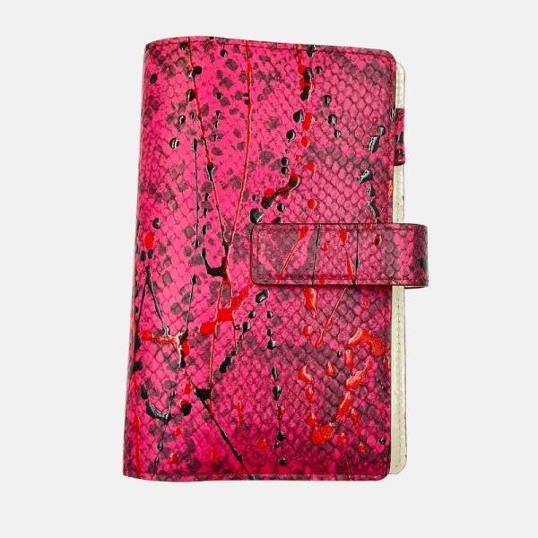 【発売日：2025年10月09日】箱に傷み箇所あり 高級で上質なレザー製の仔牛革使用 エナメル樹脂使用エナメル素材は使用による経年劣化が生じる可能性があります。他の物への色移りが起こりやすいので注意。