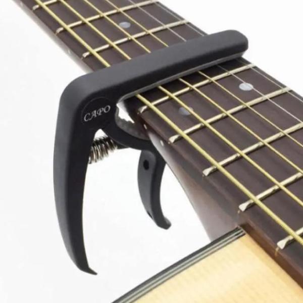エレキギター・アコースティックギター・フォークギターなど様々なギターに使用出来る、バネ式のカポタストです。※カポの下部がフックが付いておりますので、弦交換のときに重宝します。新品（未使用）となります。【カラー】1枚目の写真でのご用意です。片...