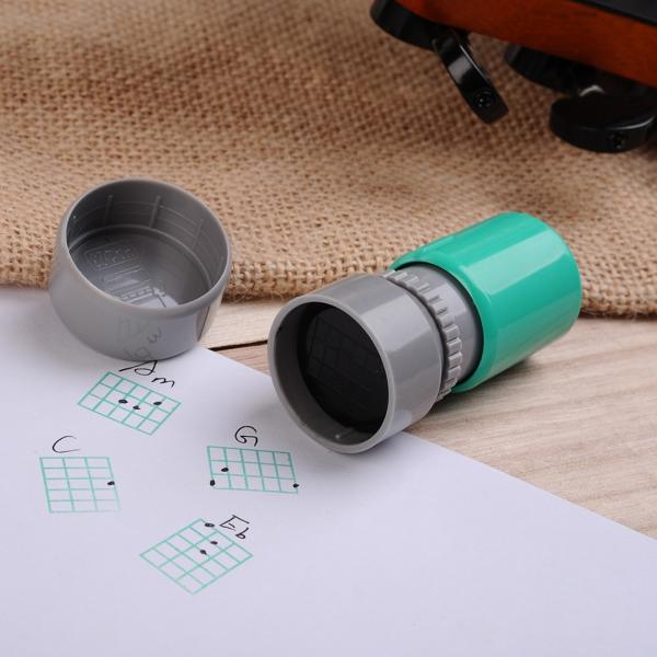 数ある出品物の中から、こちらをご覧いただきまして誠にありがとうございます。シンガーソングライター必見 コードスタンプ　本体サイズ：　約64mmｘ33mmスタンプサイズ：　約15mmｘ12mm作詞作曲をされる方はもちろんのこと、ギターの練習も...