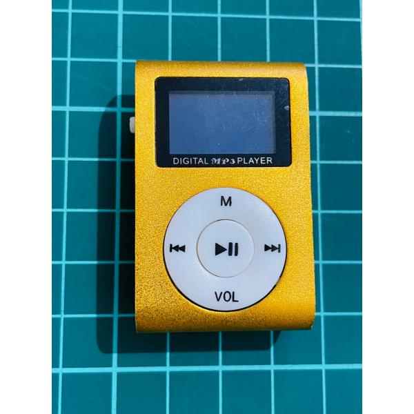 ご覧いただきありがとうございます新品 液晶画面付き MP3プレイヤー充電ケーブル付きの新品の出品です。【カラー】複数掲載しておりますが、1枚目の写真のカラーでのご用意です。全国送料無料■■■出品物■■■・MP3プレイヤー本体ｘ１台・充電・接...