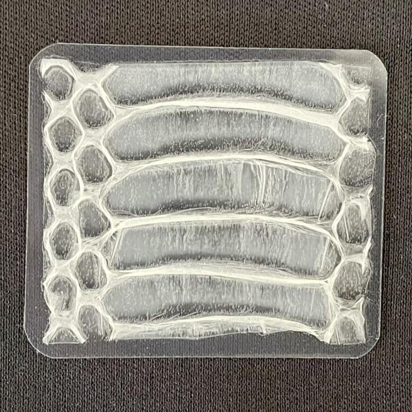 ・白蛇の抜け殻をラミネート加工した商品です。（お腹の部分）。・白ヘビのサイズ 　約3×3cm・写真は見本です。・模様等多少異なりますのでご了承ください。・コンパクトサイズなのでミニ財布にも入ります。宝くじと一緒に置いたりしてください★●カー...