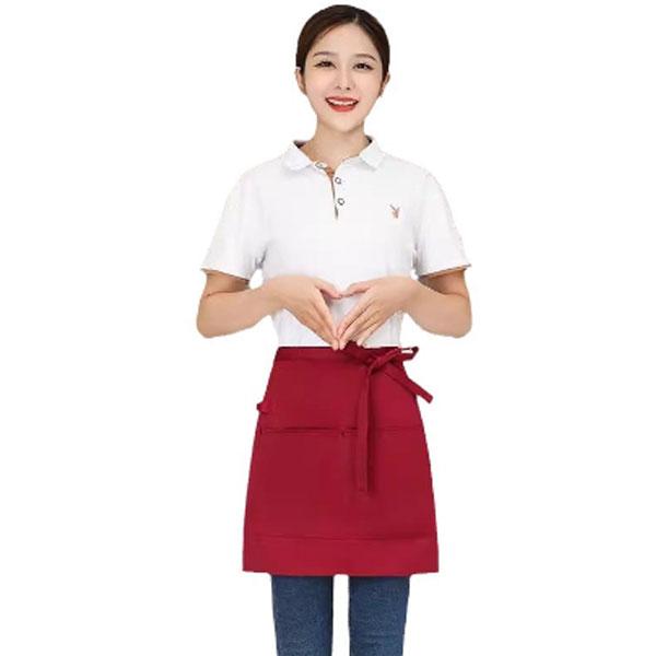 ひざ上のショート丈デザインで、動きやすいエプロンです。コーヒーショップやスーパー、ガーデニング、サロンなど多用途で使えます。便利なポケット付きで、作業中の小物収納に便利。軽量で丈夫なポリエステル素材を使用し、長時間の作業でも快適です。※ご覧...