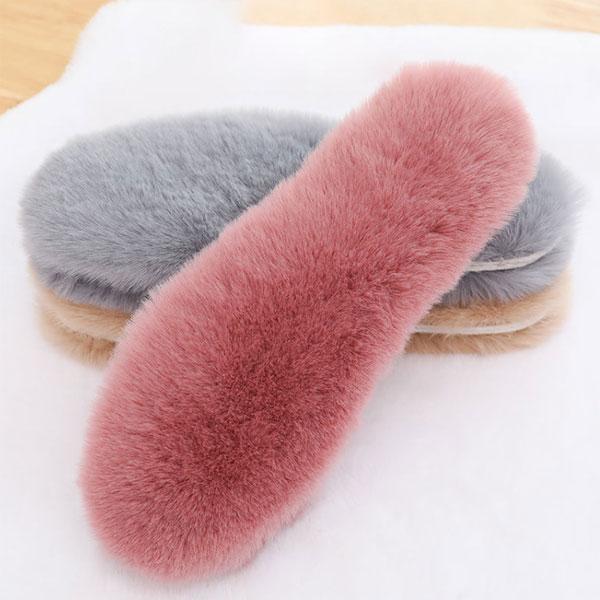 柔らかくやさしい肌触りが気持ち良い、もこもこ起毛の暖かいインソールです。ブーツや長靴、スニーカーなどの中に入れておくと外気の冷たさから守ってくれます。通気性に優れ、蒸れずに菌の増殖を抑え、臭いを防ぎ、長時間の使用でも足は快適です。ボリューム...