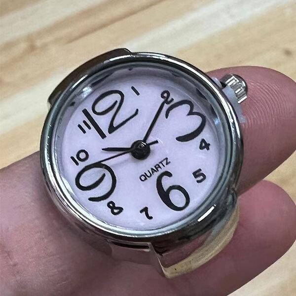 指にワンポイントの彩りを添えるリングウォッチです。おしゃれな文字盤が魅力的な指時計は指にはめられるサイズ。伸縮性のあるストラップで大きめのサイズにも対応可能。男女兼用でお使いいただけるので色違いやペアにしても可愛い。 【サイズ】ワンサイズ【...