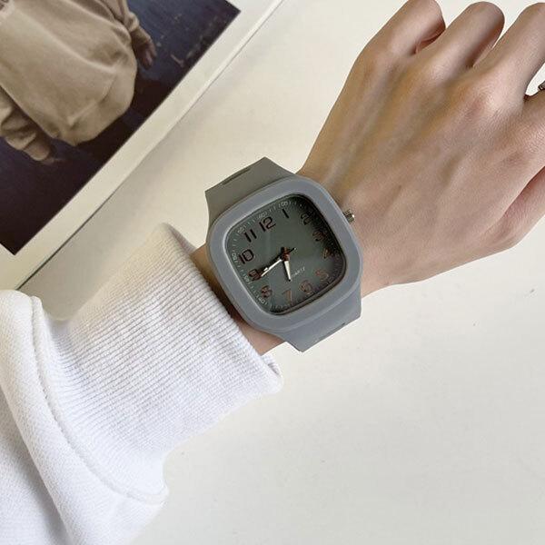 アクセサリー感覚で身に着けられるアナログのスクエアウォッチです。カジュアルすぎずおしゃれで、シンプルなスクエア型の文字盤です。文字盤とベルトの色が一体となっており、シンプルで可愛いデザインです♪ベルトはシリコンを使用し、手首になじみやすいの...