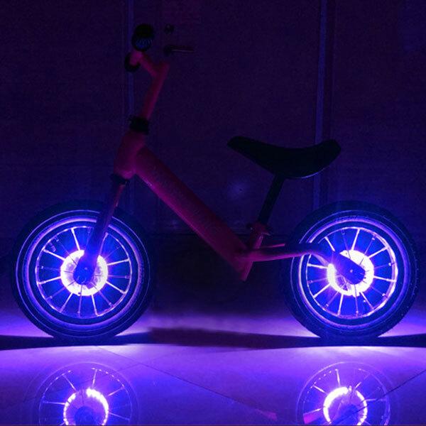 ハブに装着してタイヤを明るく照らす、ホイール装着型自転車ライトです。動きを察知して自動点灯、停車数分後に自動消灯します。周囲の明るさによって明度を自動で調節してくれます。22個のランプでタイヤを均一的に照らし視認性を高めます。USB充電式、...