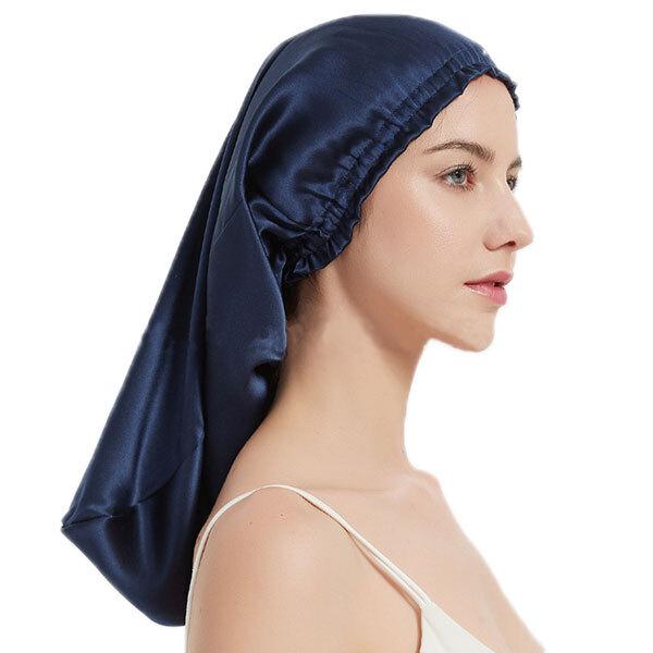 長い髪もおさめやすい深めサイズのヘアキャップです。光沢のあるシルク素材が上品な印象を与えます。かぶって寝るだけで簡単ヘアケア！保温・保湿効果で髪のパサつきを防ぎます。※ご覧になっているモニター・PC環境により実際の商品と色味が異なって見える...