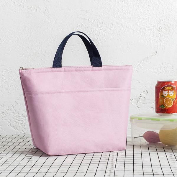 毎日のお弁当におすすめの、おしゃれなランチバッグです。外側は防水加工で、汚れが付きにくく濡れても大丈夫です。内側は保温保冷に優れた3層構造で、お弁当やデザートの鮮度を守ります。便利なポケット付きで、ウェットティッシュなどの衛生用品を入れられ...