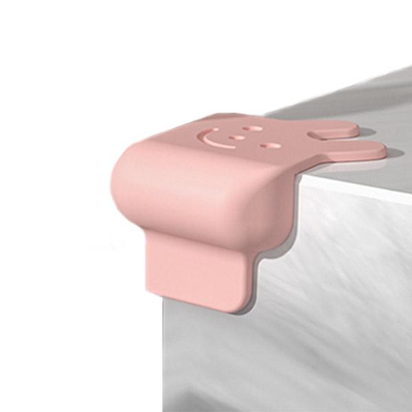 テーブルの端や角からお子様を保護してくれる、癒し系コーナーガードです。角にしがみつくキュートなウサギ形のコーナーカバーで、インテリアとしてもお使いいただけます。安全素材の食品用シリコン素材を使用しているので、無毒無味で赤ちゃんが舐めても安心...