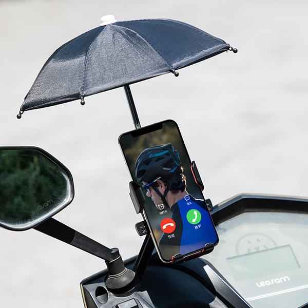 キュートなデザインの自転車用傘付きスマホホルダーです。片手で簡単にセットでき、必要に応じて角度を調整できます。ハンドルバーに固定するタイプとバックミラーに固定する2タイプがあります。傘により光りの反射を防ぎ、雨の水滴を軽減してくれるので画面...