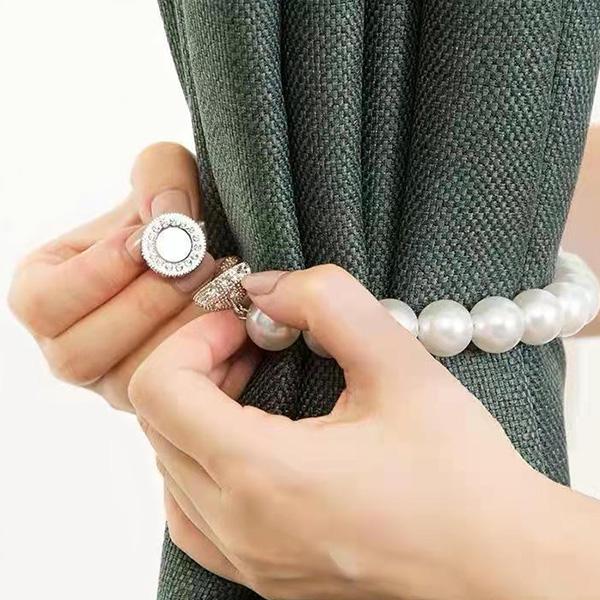 カーテンにワンアクセント、パール装飾で高級感のあるカーテンタッセルです。マグネット式でカーテンに巻いて留めるだけで、簡単にイメージチェンジできます。賃貸マンションなど、壁を傷つけられない人にもおすすめです。シンプルでおしゃれな10color...