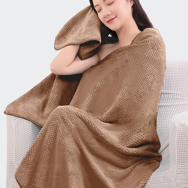 ふんわりと柔らかいバスタオルとフェイスタオルのセットです。フェイスタオルはしっかりとした大きさがあるので様々な用途でご使用いただけます。バスタオルは超大判サイズなのでシーツ・タオルケットなど様々な用途で活躍します。フェイスタオルとバスタオル...