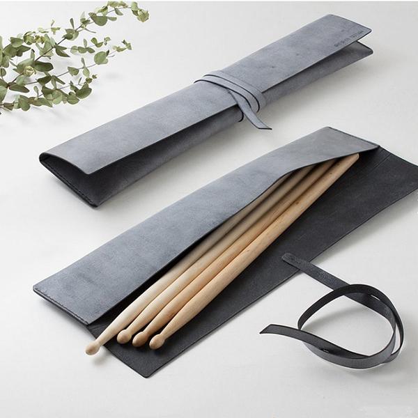 レザー調で上品な印象のドラムスティックケースです。紐を巻き付けて閉じるオシャレな作りになってます。柔らかく、耐久性があり、変形しにくい素材です。ドラムスティックを保護し、軽量で持ち運びが簡単です。2セットのドラムスティックを収納できます。※...