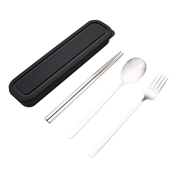 お弁当には必要な、収納ケース付きカトラリー3点セットです。アウトドアや通勤・通学にとってもコンパクトに携帯できます。お箸とスプーン・フォークをケースに固定でき静かに持ち運べます。丈夫で錆びにくいステンレス製でお手入れも簡単です。※ご覧になっ...