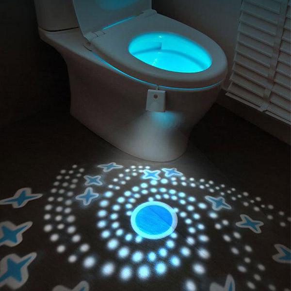 夜中、暗いトイレの足元をオシャレに照らすセンサー常夜灯です。人が近づくと自動的にセンサーが感知し足元に星空が出現します。便器内も色々な色で照らしてトイレを夢のある空間に変えてくれます。USB充電可能なバッテリー付属で、暗い時に作動し、明るい...