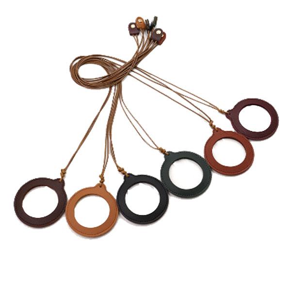 スタイリッシュなデザインのレザー風ペンダントルーペです。首から掛けられる便利なネックストラップ付きで、いつでも手軽に使えます。説明書、新聞、辞書等の小さい文字を見る時や細かい作業をする時に便利です。小さな文字や細かい部分も約3倍に拡大して見...