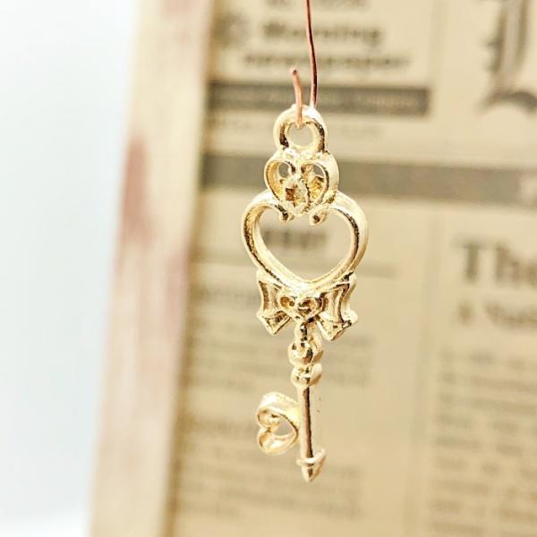 商品名 ハートのキーチャーム　 レジン枠　5個説明 アクセサリー パーツ 手作りアクセサリーの材料 おうち時間にハンドメイドサイズ 約長さ27ｍｍ素材 金属メッキ色 ゴールド商品について 商品の品質には万全を期しておりますが、以下の点にご注...