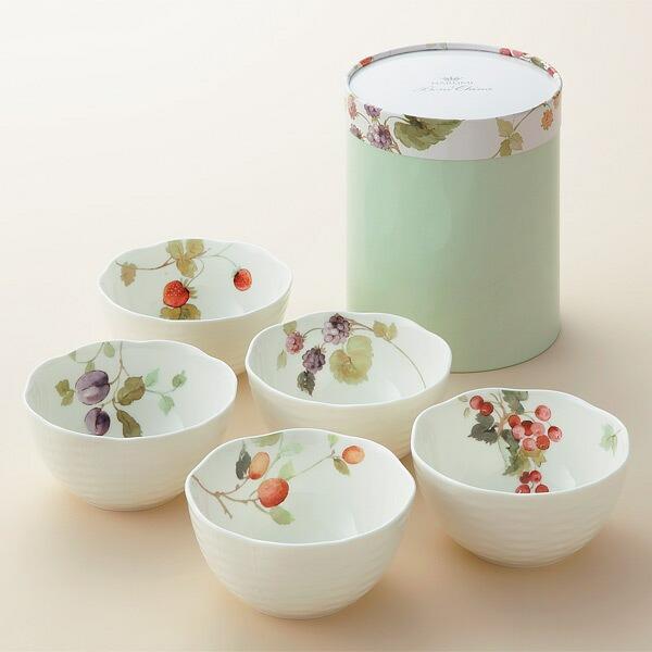 小鉢料理はもちろんのこと、おつまみ、フルーツやデザートまでいろいろ使えて重宝します。ストロベリー・ブラックラズベリー・イタリアンベリー・アプリコット・プラムの5種類の絵柄。カゴ目のレリーフが施されたボディーにジャムに加工できる果物を描きまし...