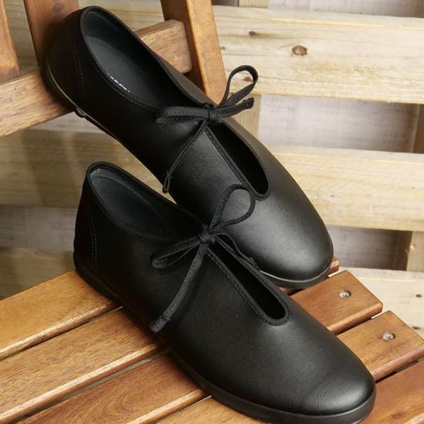 [ ブランド ] ムーンスター 　MOONSTAR[ ジャンル ]スニーカー[ 素　 材 ]アッパー：合皮シンプルかつ上品な一足一枚もののアッパーに履口のパイピングを靴紐にしたシンプルな『LITE PRIM（ライト プリム）』。上品で柔らか...