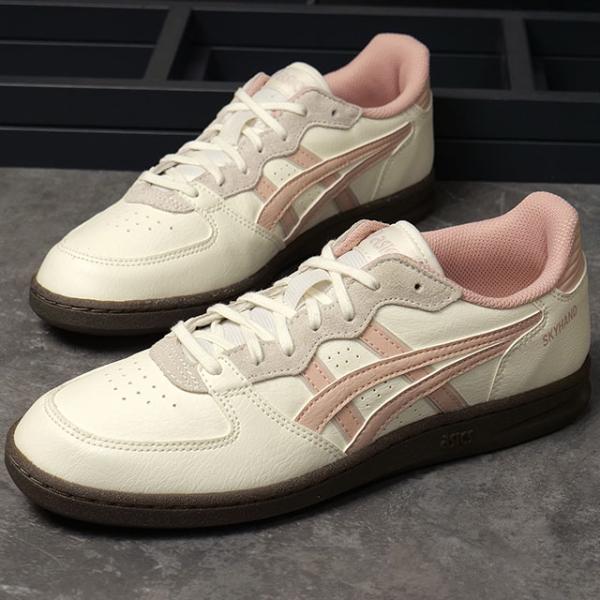 [ ブランド ] アシックス　ASICS[ ジャンル ]スニーカー[ 素　 材 ]アッパー：人工皮革／天然皮革[ 原産国 ]インドネシアレトロなフォルム、現代の快適性1990年代のハンドボールシューズから着想を得た「SKYHAND OG」。...