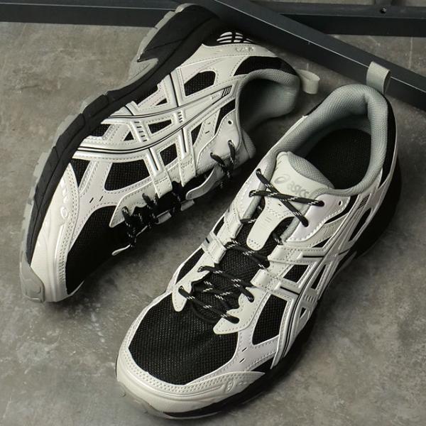 [ ブランド ] アシックス　ASICS[ ジャンル ]スニーカー[ 素　 材 ]アッパー：人工皮革／合成繊維／合成樹脂[ 原産国 ]ベトナムブラック×グレーのコントラストが生む都会的トレイル神戸・布引のトレイルから着想を得た「GEL-NU...