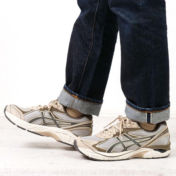 [ ブランド ] アシックス　ASICS[ ジャンル ]スニーカー[ 素　 材 ]アッパー：人工皮革／合成繊維／合成樹脂[ 原産国 ]カンボジアグレーの奥行きが導くモダンな品格GT-2160は、2010年代前半のGT-2000シリーズが持つ...