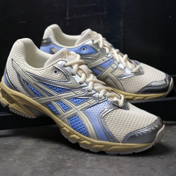 [ ブランド ] アシックス　ASICS[ ジャンル ]スニーカー[ 素　 材 ]アッパー：合成繊維／人工皮革／合成樹脂[ 原産国 ]カンボジア走れる快適性を、街で履きこなす2000年代後半の特徴的なデザインを現代的な快適性へと昇華させた復...